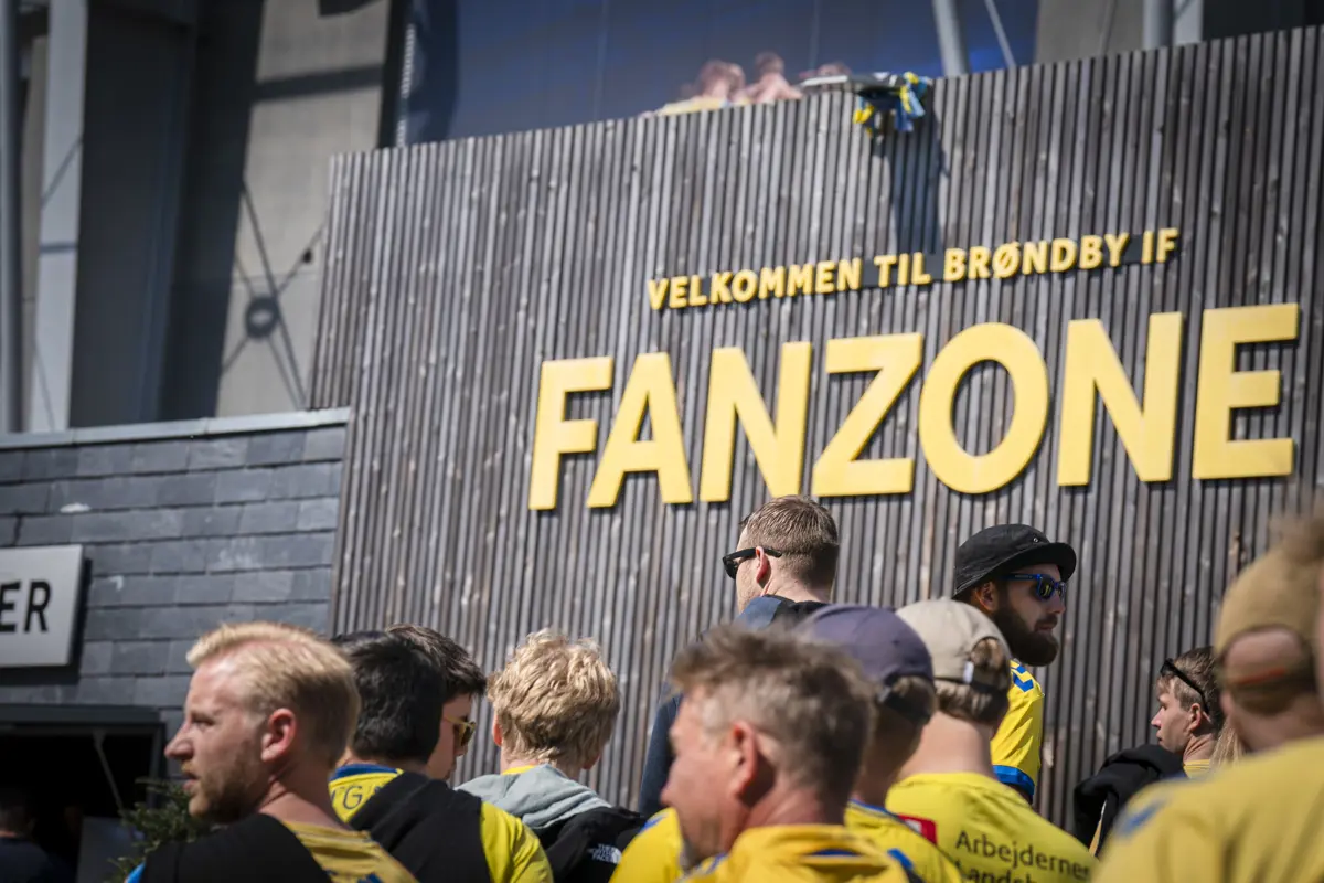 Programmet for Fanzonen og Ebbe Skovdahl inden Derby